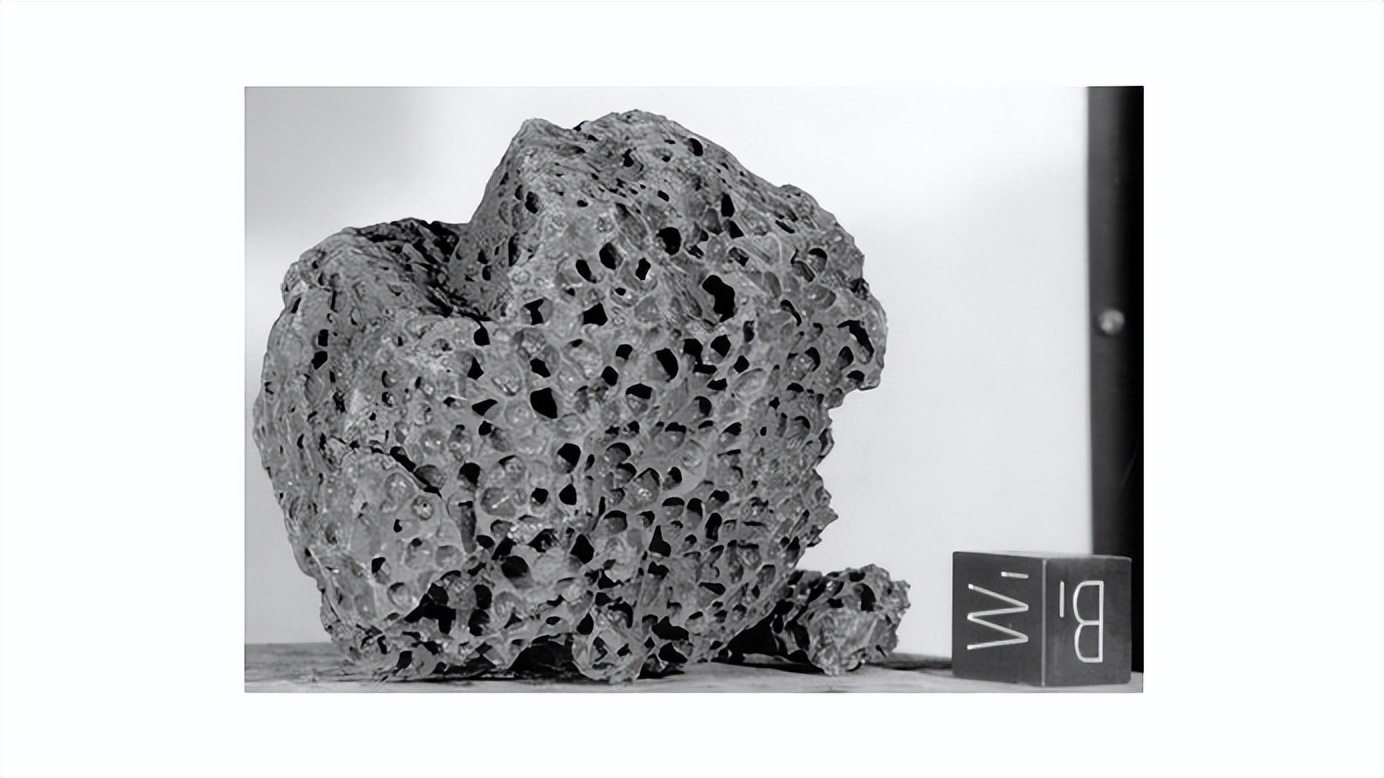 Multiple fractures deform the rock, forming a complex array of ...