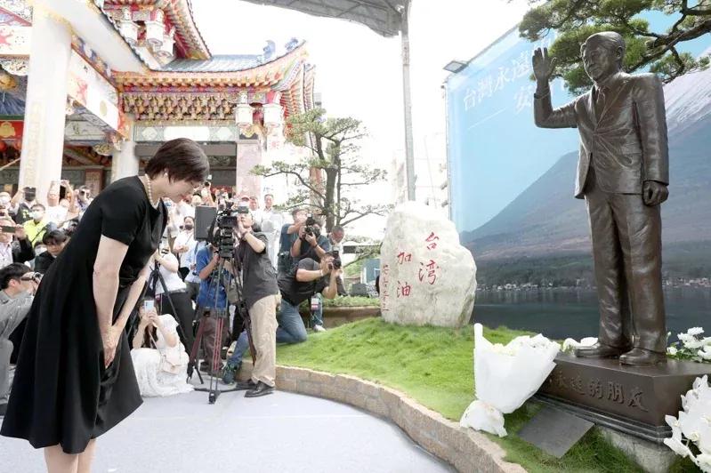 Abe Akie presents flowers to the bronze statue of Shinzo Abe in ...