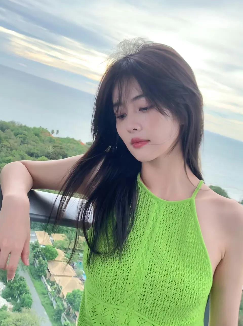 As expected of Bai Mengyan with milk skin, this apple green top is ...