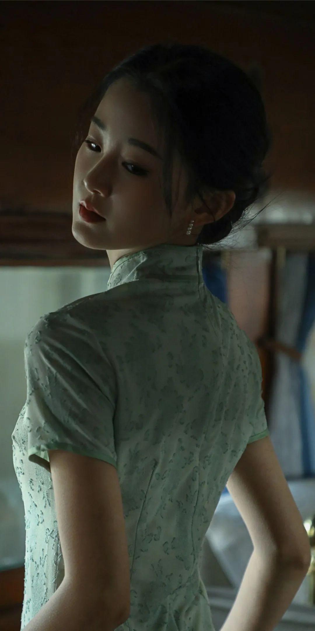 Celebrity photo: Shao Yu Qitian blue cheongsam is beautifully shot in ...