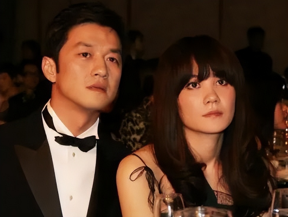 51-year-old Li Yapeng celebrates the Songkran Festival, grinning loudly ...