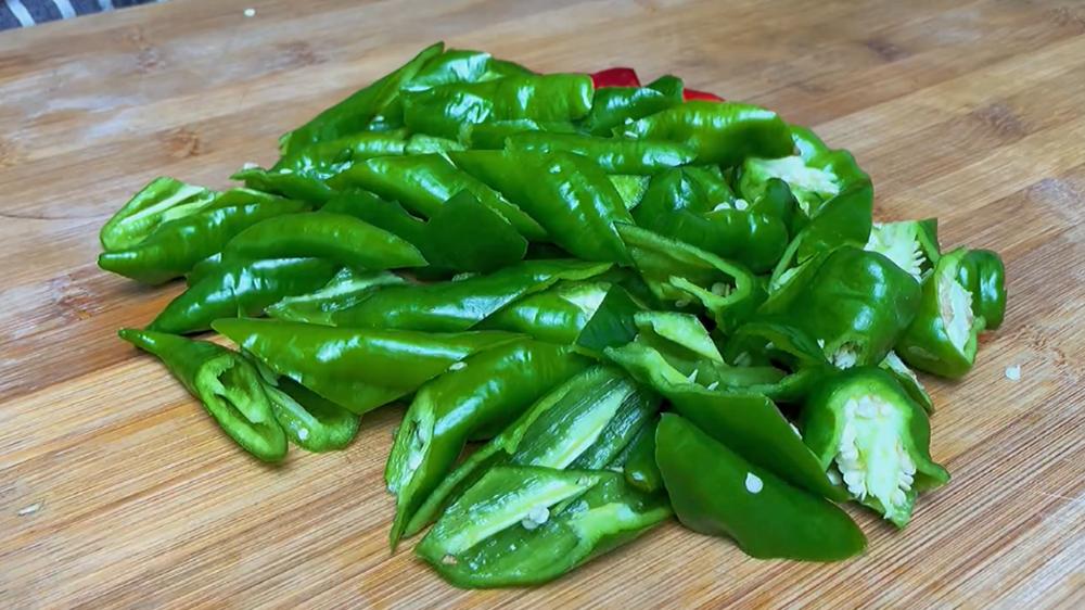 The green pepper is so delicious, spicy and enjoyable, appetizing and ...