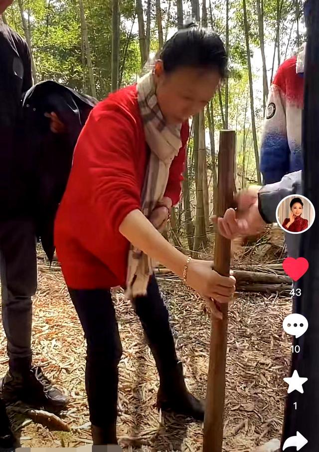 61-year-old Wu Qiong went to the fields without makeup to do farm work. Her dark skin and legs ...