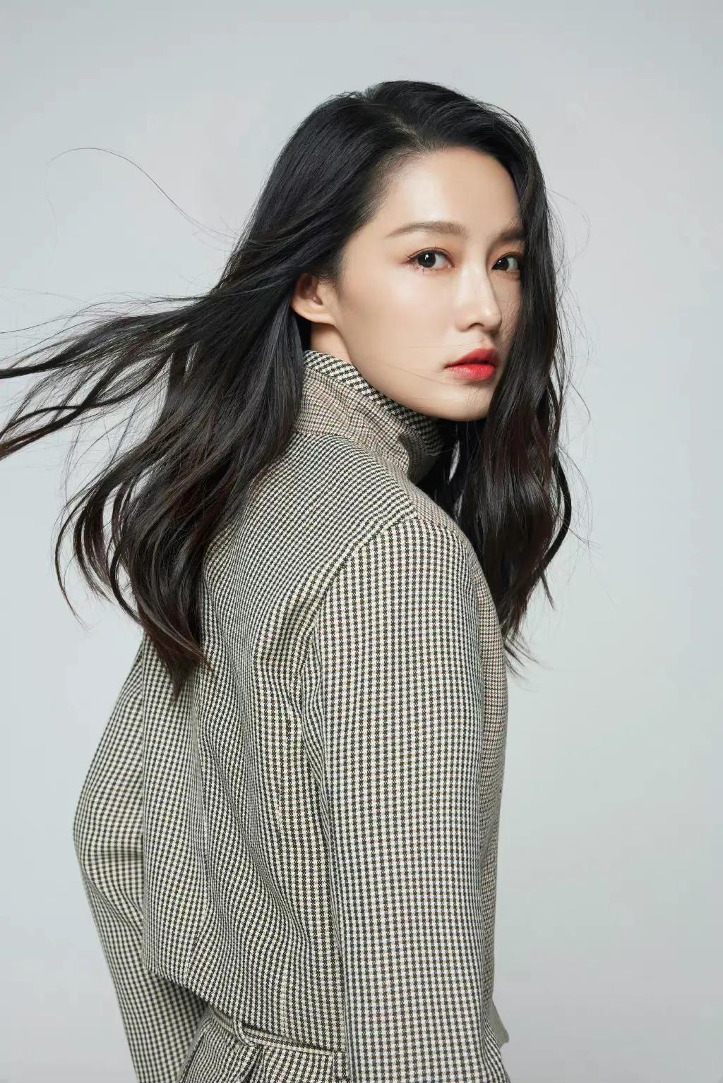 Li Qin's latest autumn photo - iNEWS