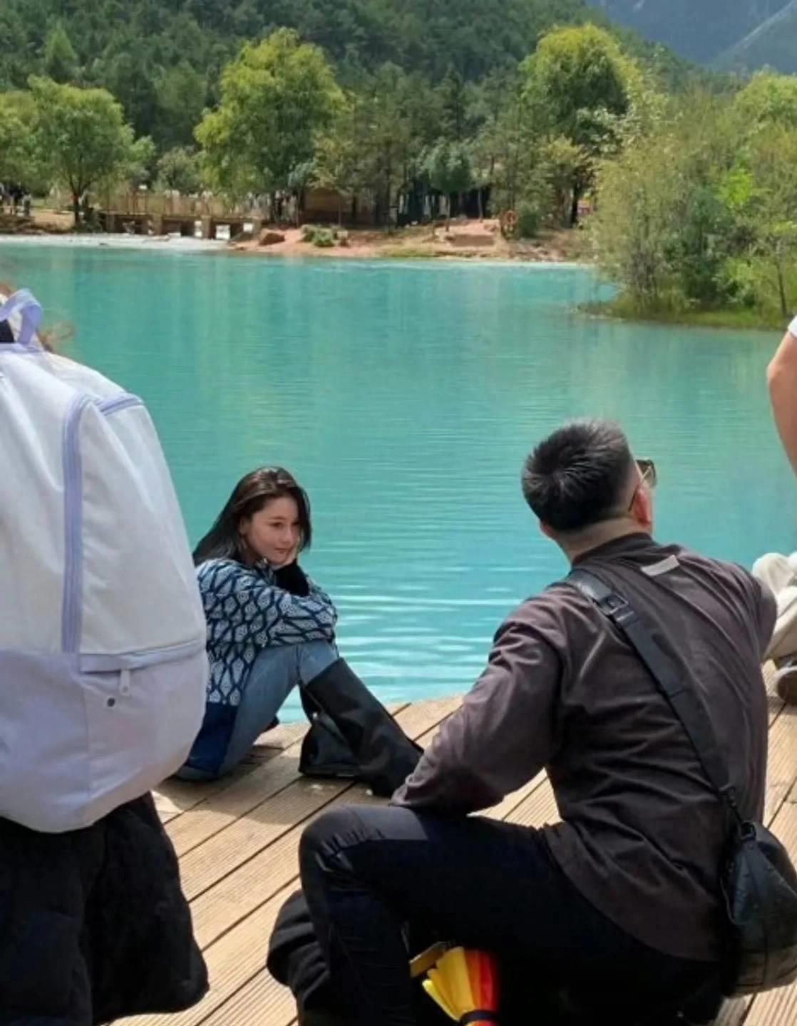 envious! Zhang Xinyu and He Jie traveled to Lijiang and squatted down ...