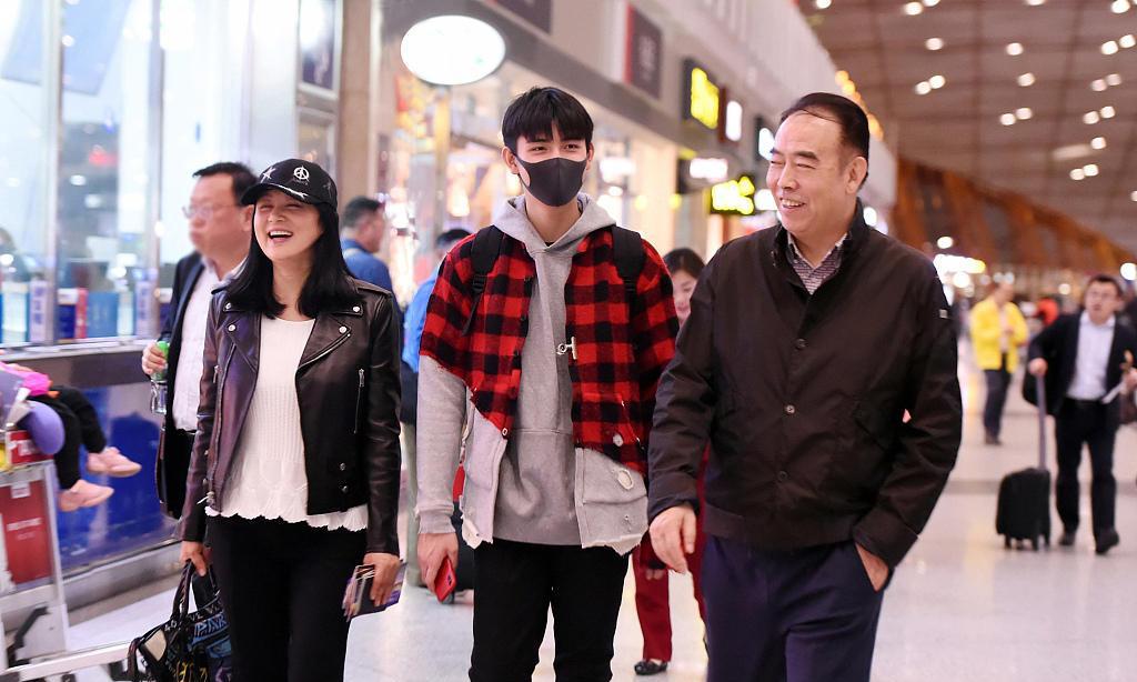Chen Kaige's family is going to the airport!His hair is thin and old, and Chen Hong and his son ...