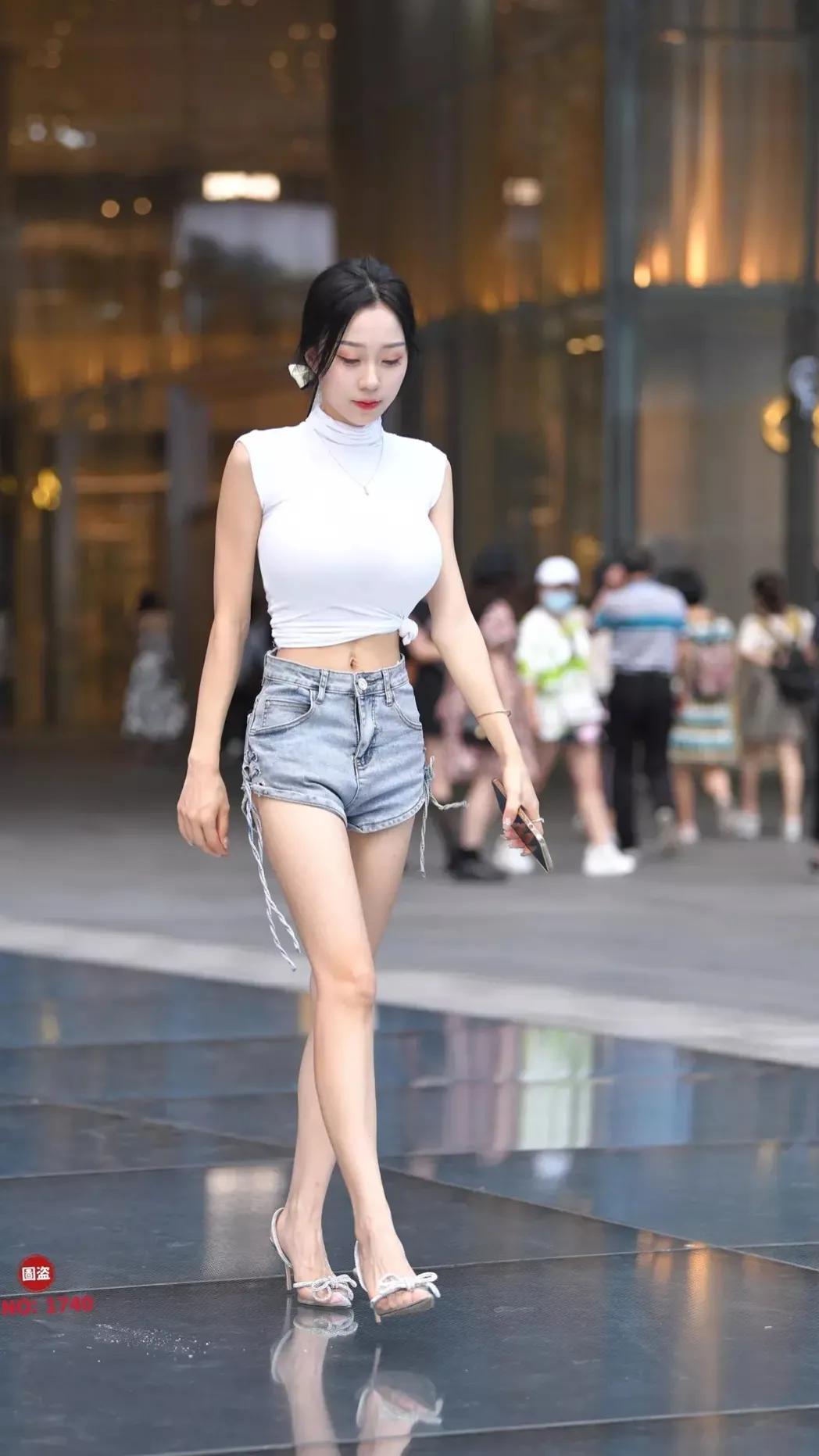 A group of beauties in the street, the natural is the most beautiful ...