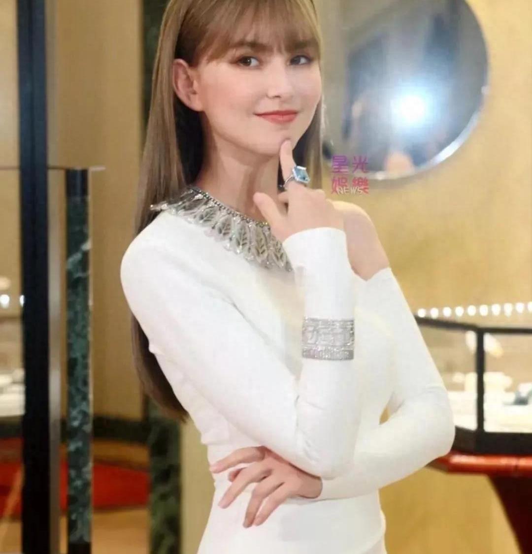 Jay Chou's wife Kun Ling showed off her perfect figure in a white slim ...