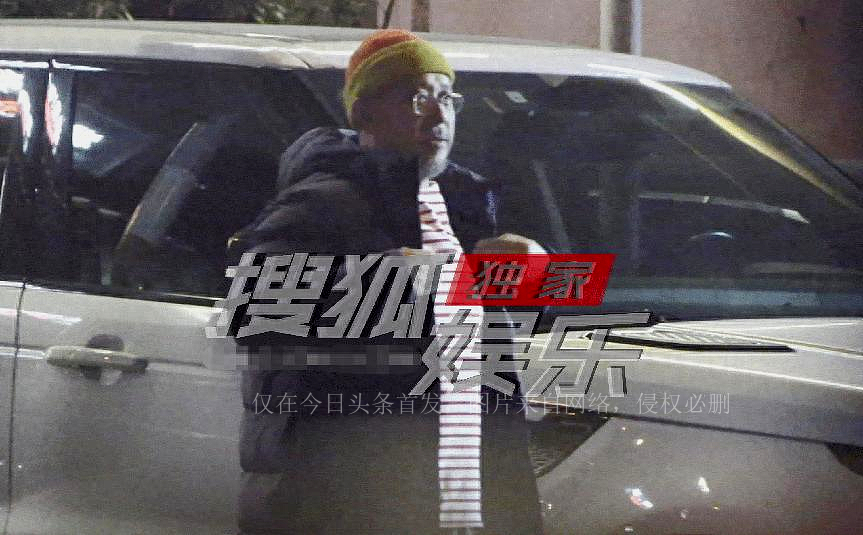 Jiang Wen took his family out for a dinner. His two sons are much ...