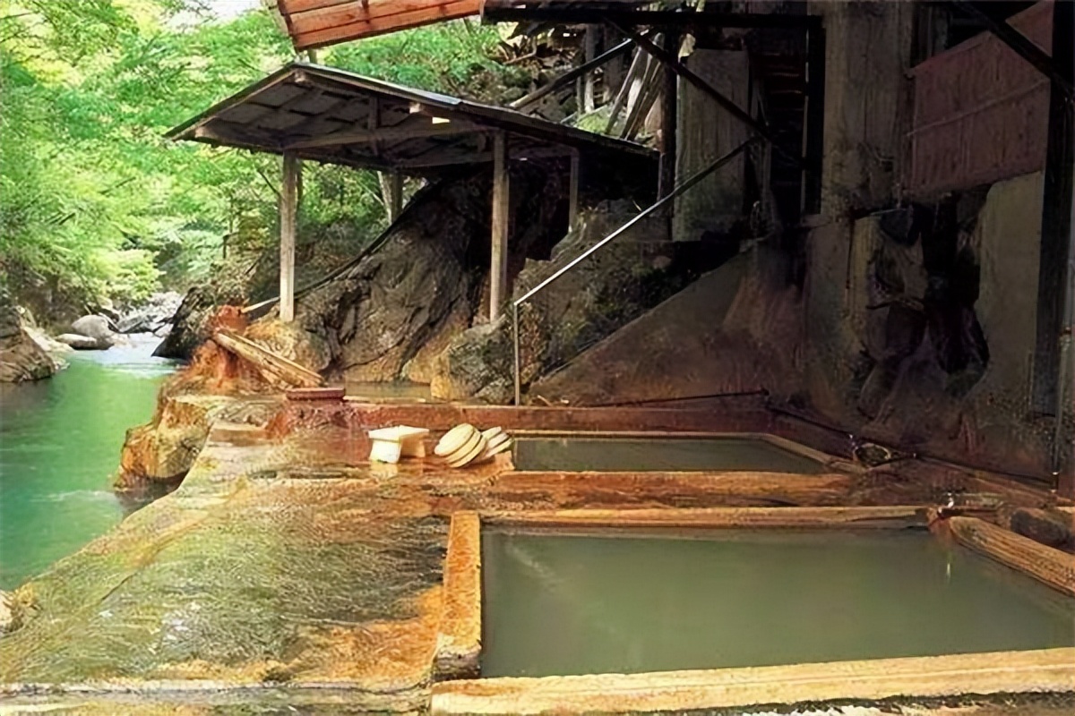 How about "mixed bathing" in Japan?Chinese tourists: So it is, and I ...