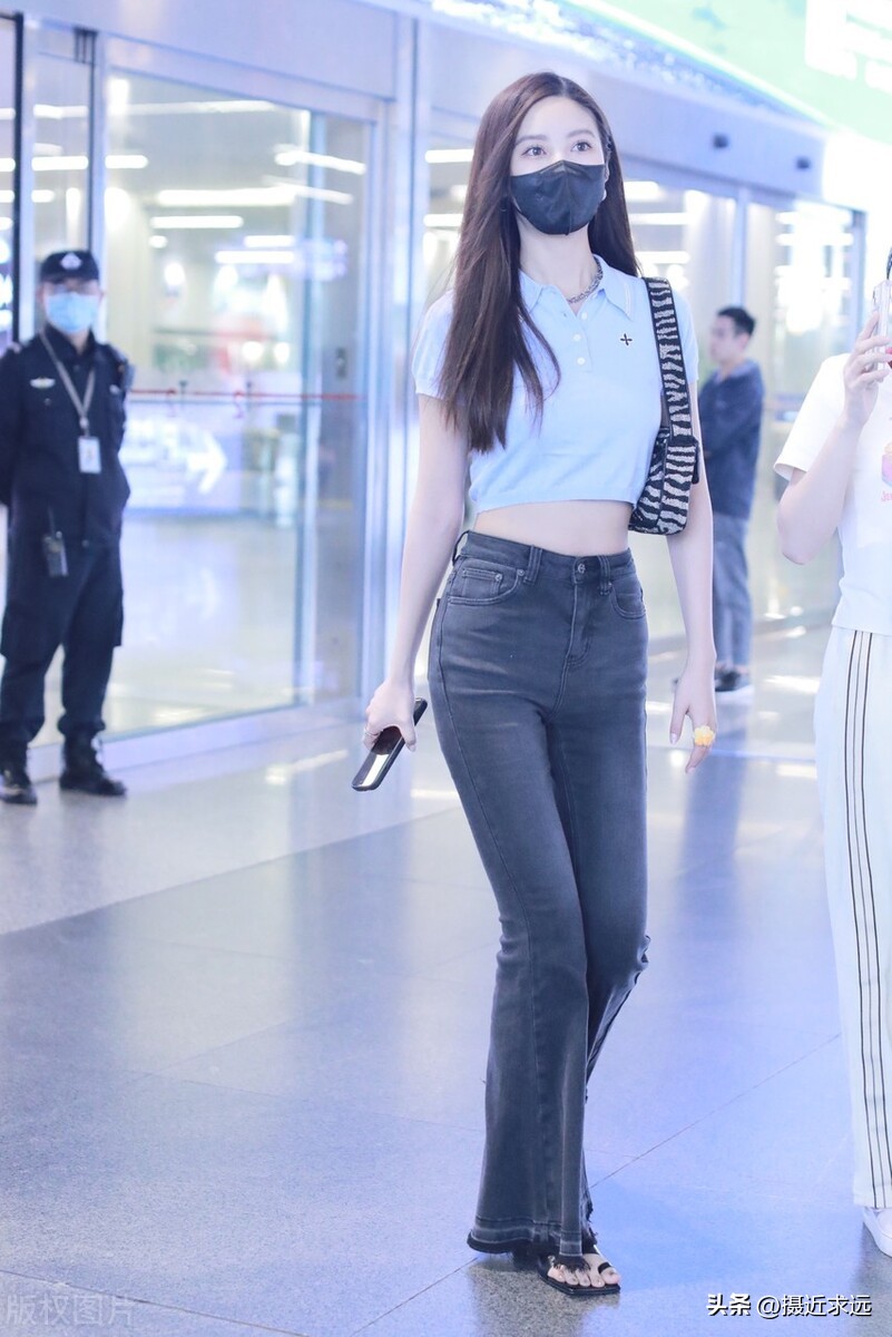 Actor Wu You appeared at Beijing Airport in a navel-baring outfit ...