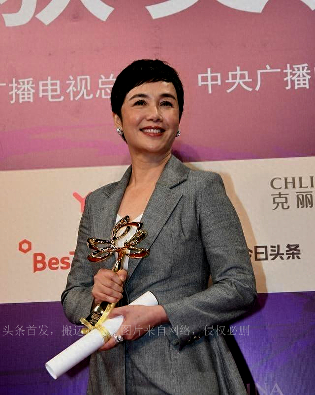 56-year-old Jiang Wenli frequently plays with Xiao Xianrou. Is she letting herself go? Or ...