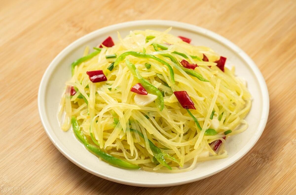 Hot and sour potato shreds, a simple appetizing and healthy home-cooked ...