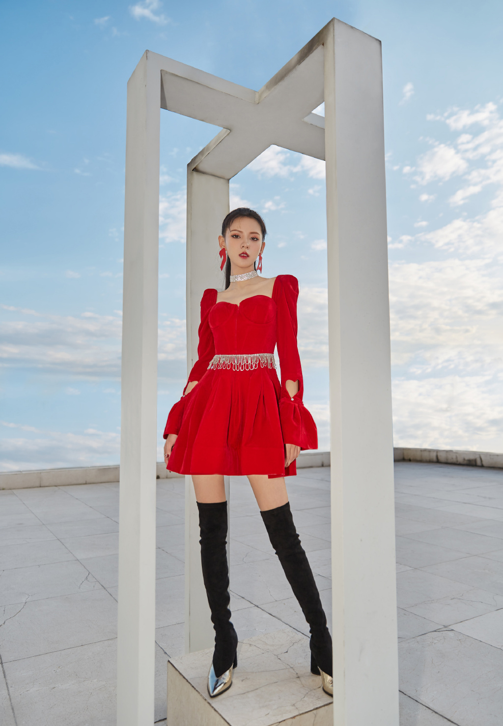 Zhang Yuxi is too A, wearing a red dress boldly beautiful back and long ...