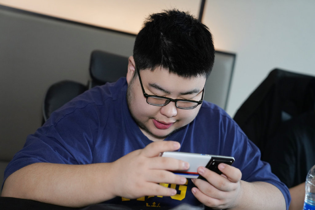 Xiaopang ushered in the first show of commentary, the Wolves were anxious to find a suit for him ...