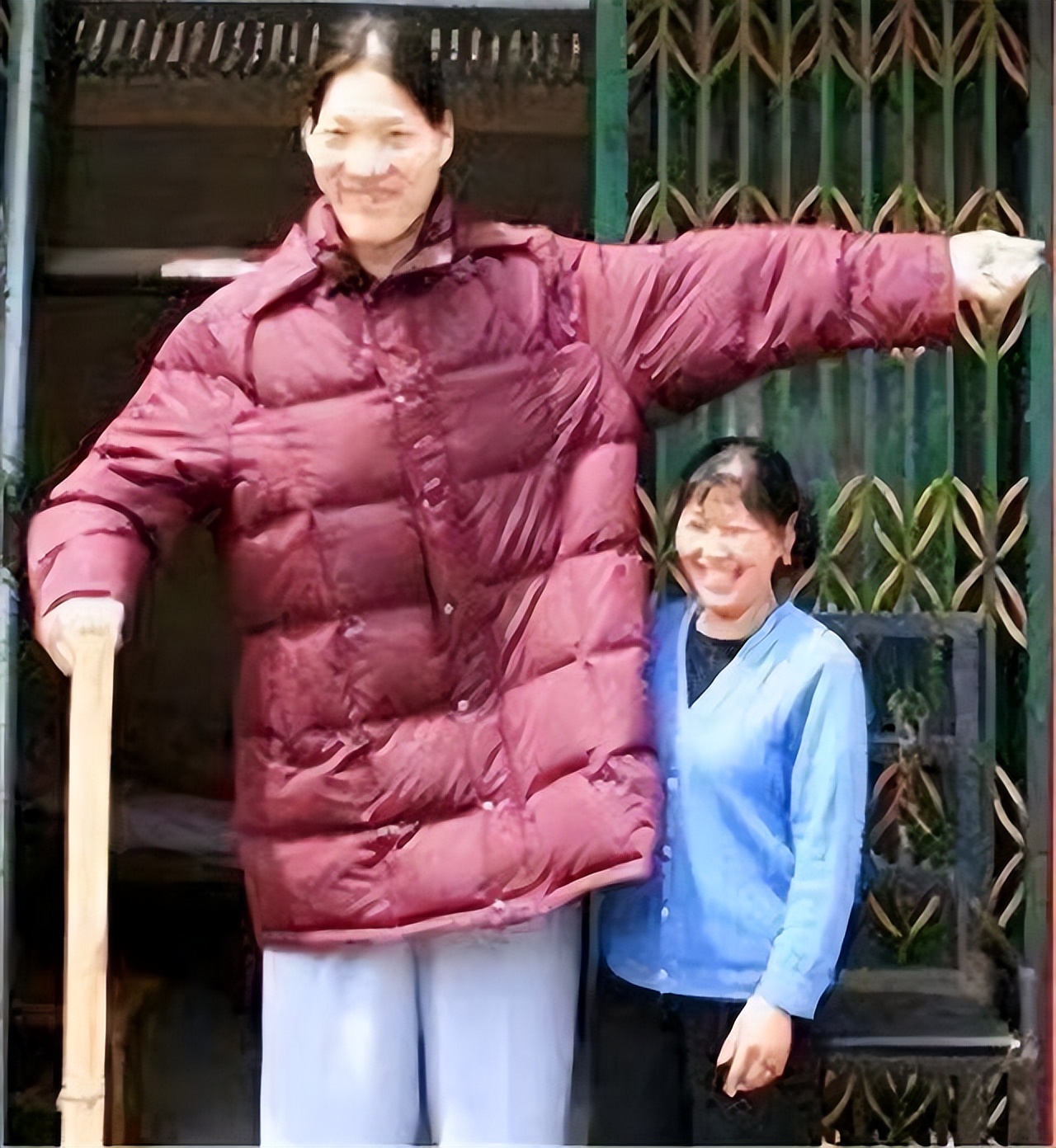 The Chinese giantess is 2.48 meters tall, eats 2 catties of rice, wears ...