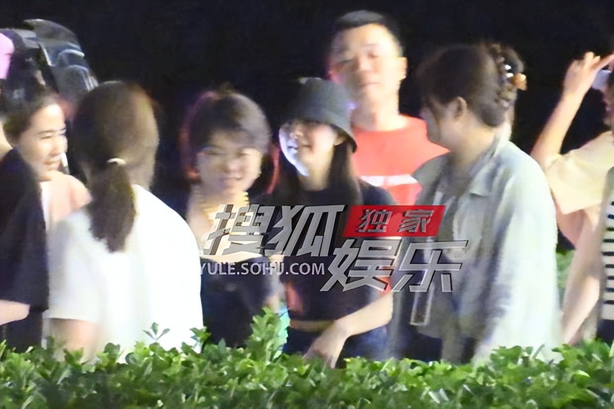 Exclusive: Zhao Lusi and Zeng Li participated in the crew dinner, the ...