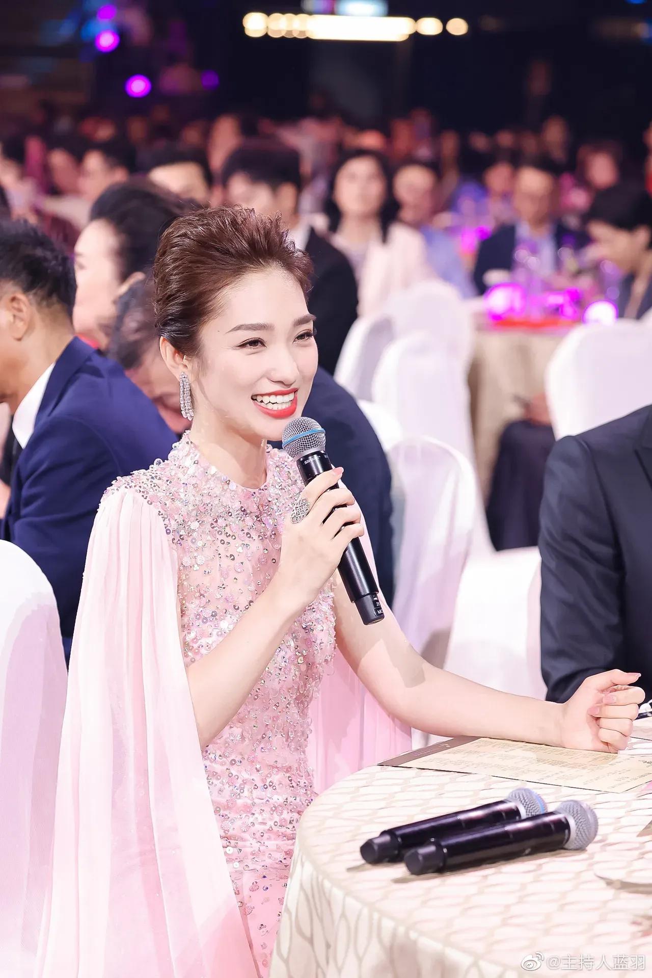 Elegant host Lan Yu - iMedia