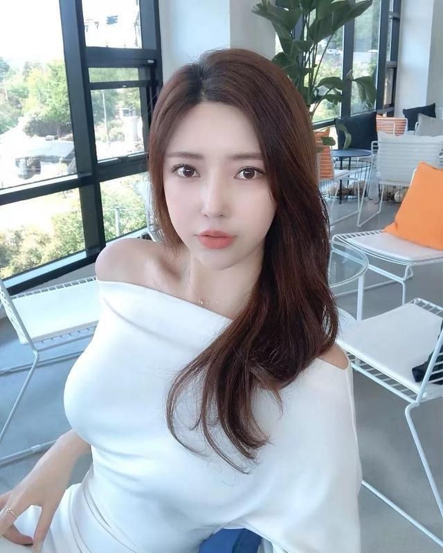 Why do women put a pad inside their bra? - iNEWS