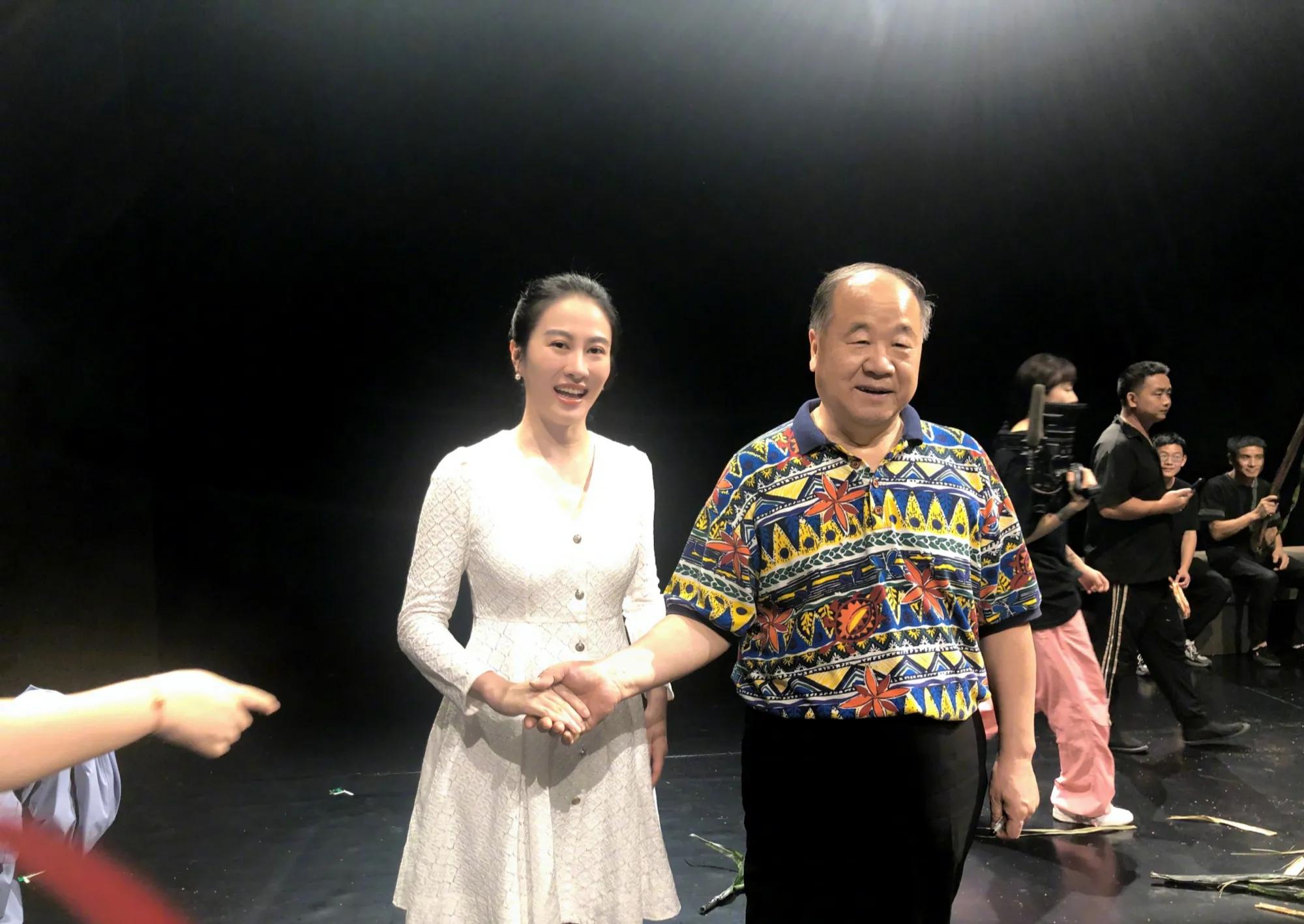 Mo Yan and Michelle Ye take a friendly photo, Mo Yan will publish a new ...