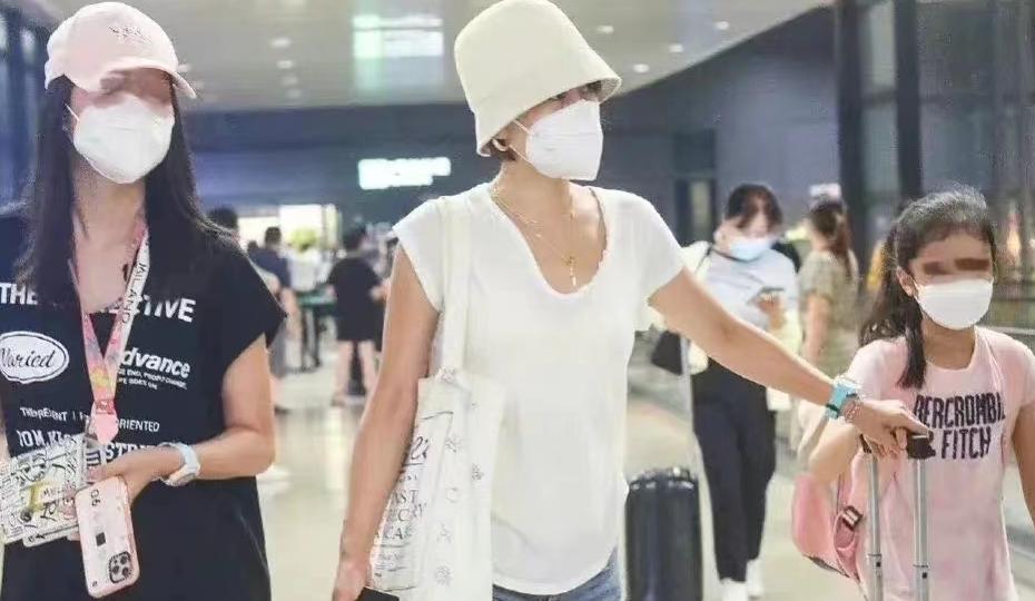 46-year-old Ma Yili took her daughter to the airport with a high profile!Aima's height catches ...