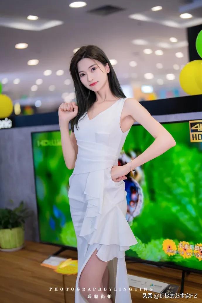 Beautiful picture sharing︳Beautiful model at the auto show: Lin Xinyu - iNEWS