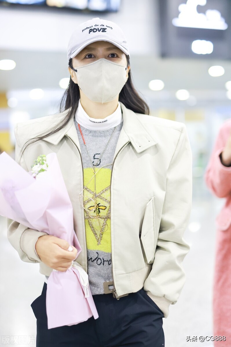 Tan Weiwei arrives at Shanghai Airport on March 25, 2023 - iMedia