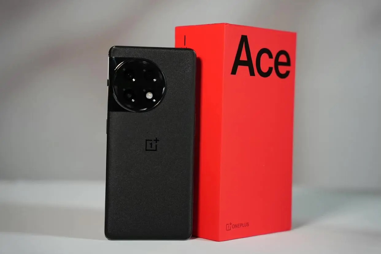 These two 2000-priced mobile phones are extremely cost-effective, and ...