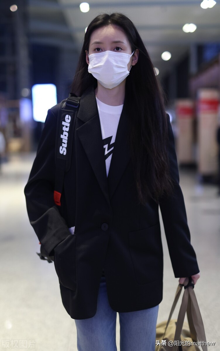 Sun Yihan appeared in a black suit at Shanghai Hongqiao Airport - iNEWS