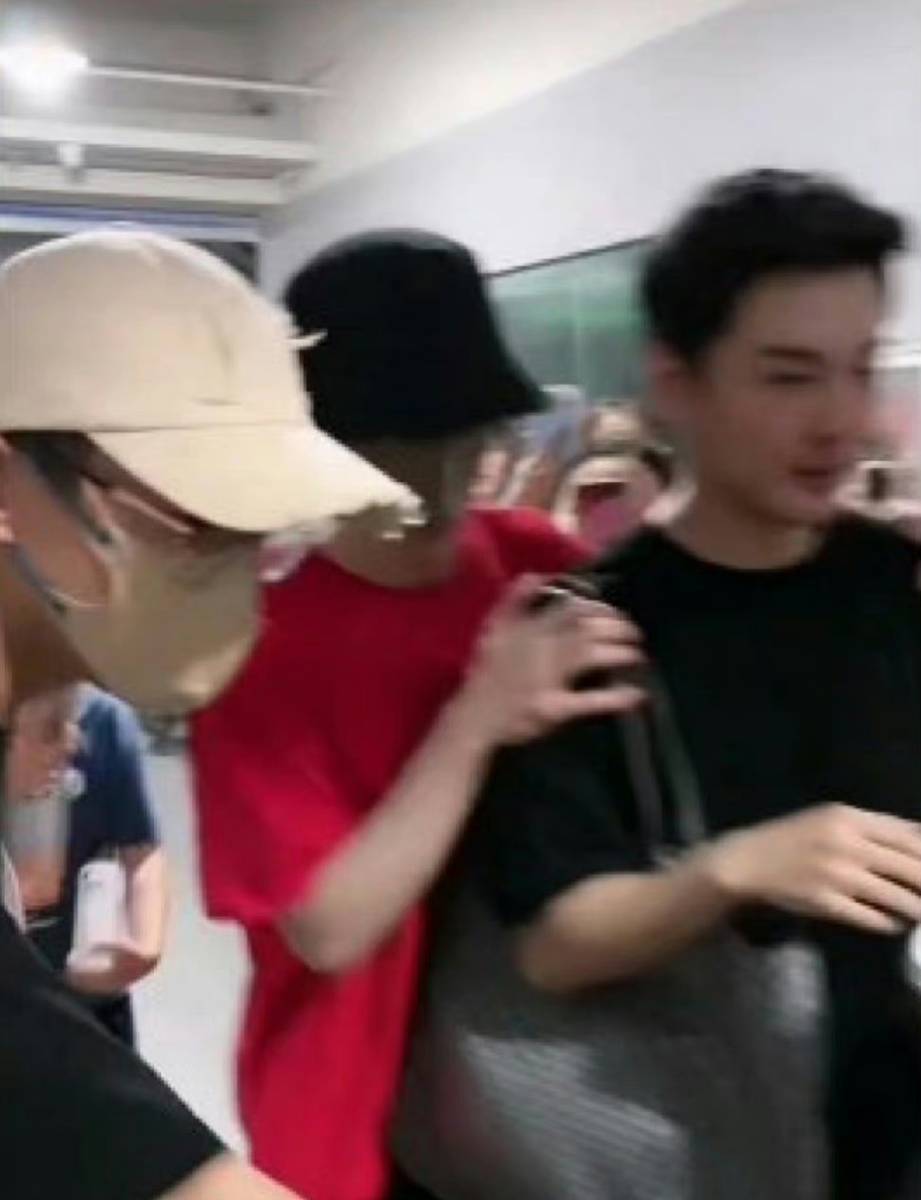 Three men in one scene: Bai Jingting, Wang Hedi and Hou Minghao play basketball, sunny and ...