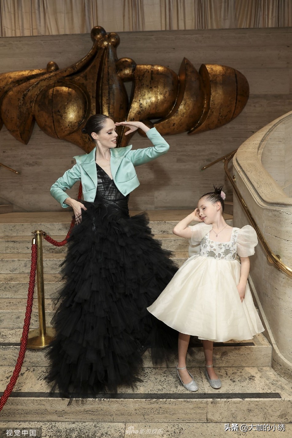 Coco-Rocha took her daughter to the theater party, the mother and ...