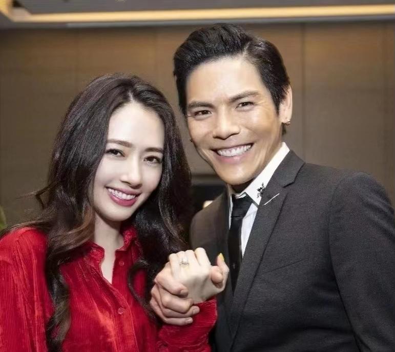 Xiang Zuo took a photo with a beautiful woman in a couple's outfit. It ...