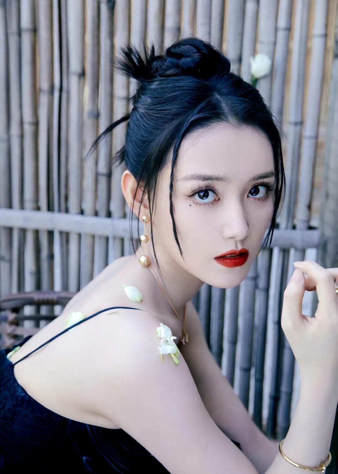 Jiang Yiyi Zhang Jingyi Zhou Jieqiong - iNEWS