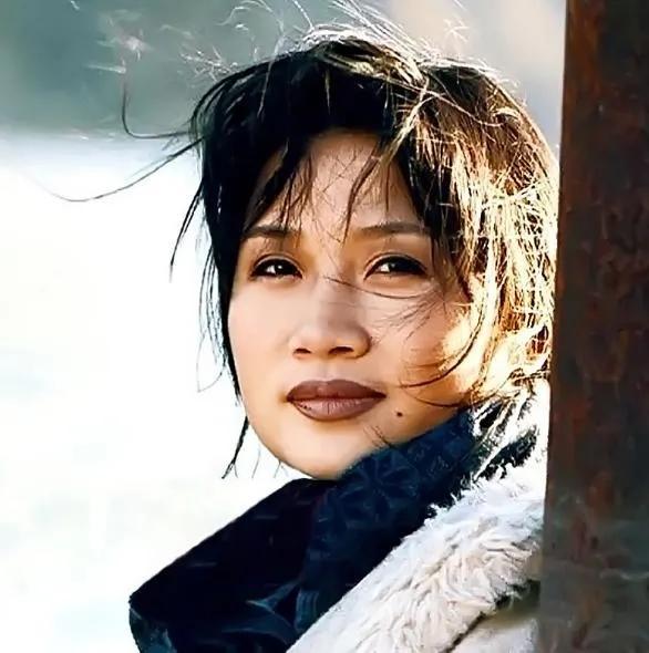 Singer Li Na, who became popular at the age of 31 for singing "Qinghai ...