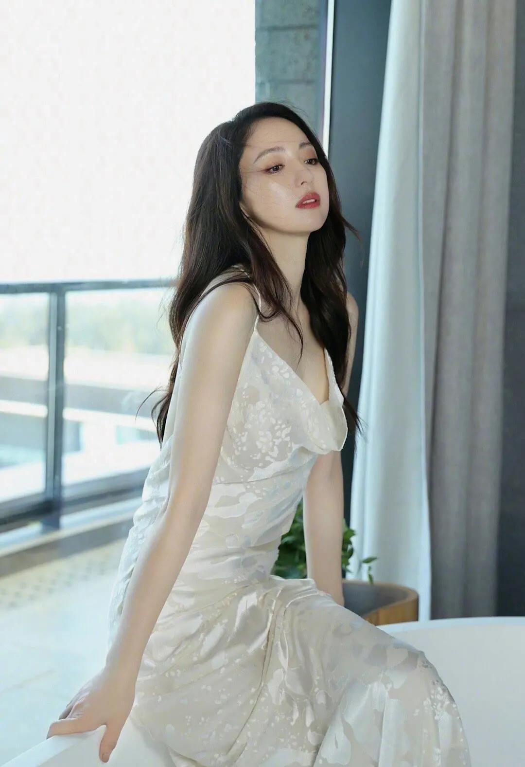 Beauty star "Dong Xuan" is glamorous and sexy - iMedia