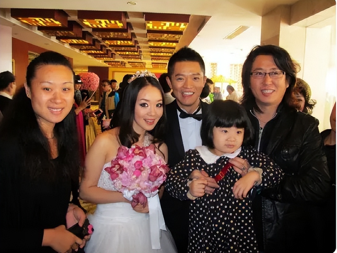 Zeng Yi's wife is actually familiar with her! 12 years younger than Zeng Yi, with gentle ...