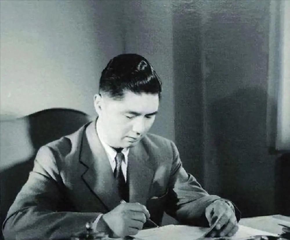 In 1979, Deng Xiaoping said to Rong Yiren: You are in charge of people ...