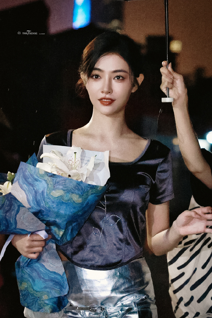 Xu Jiaqi's looks are underestimated, and the silver leather skirt is a real beauty! - iMedia