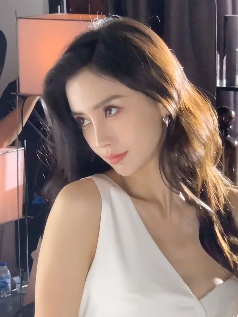 Yang Ying's graceful and beautiful figure holding kitchen utensils and ...