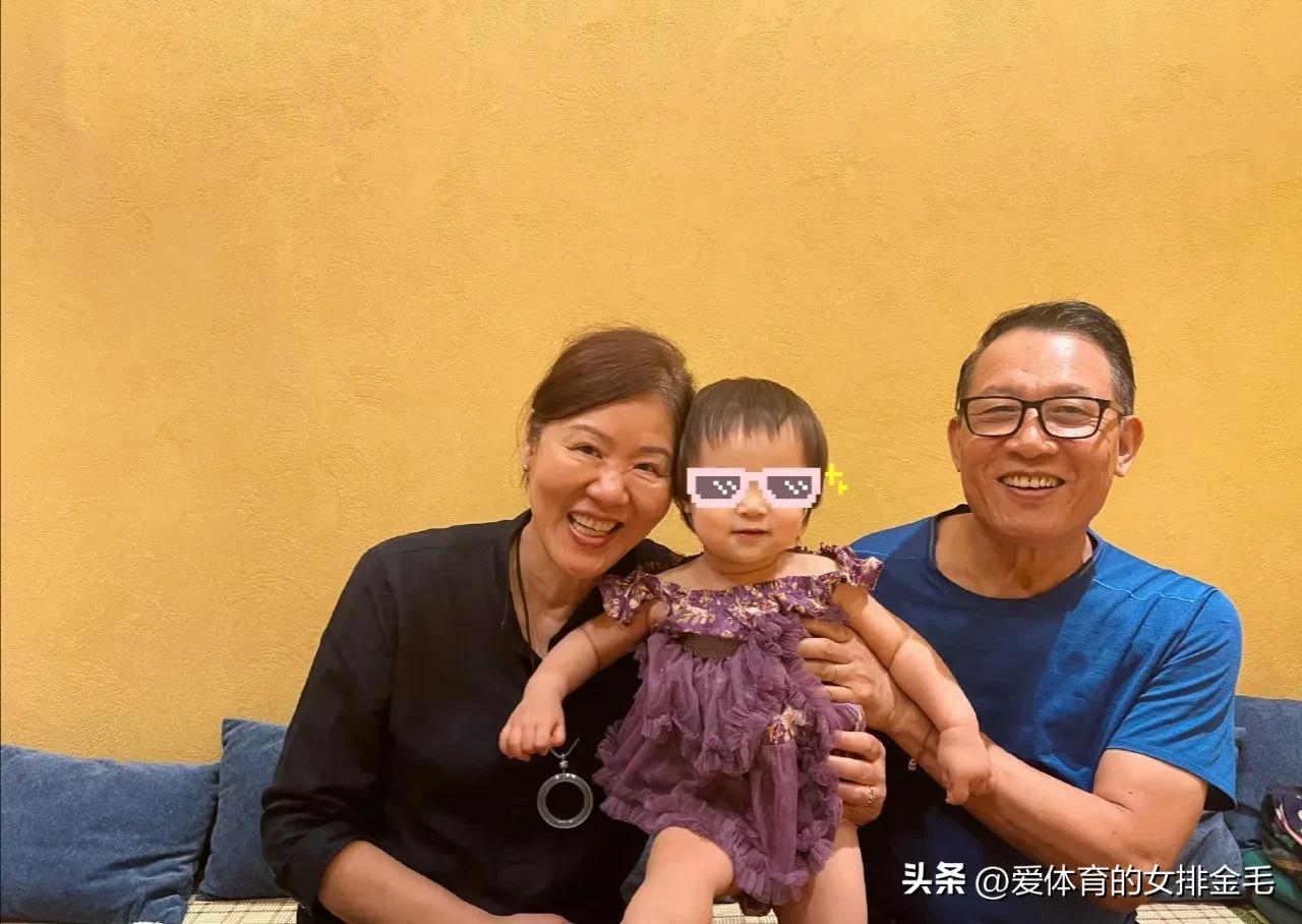 Hui Ruoqi brings her daughter to reunite with Director Lang!The two are ...