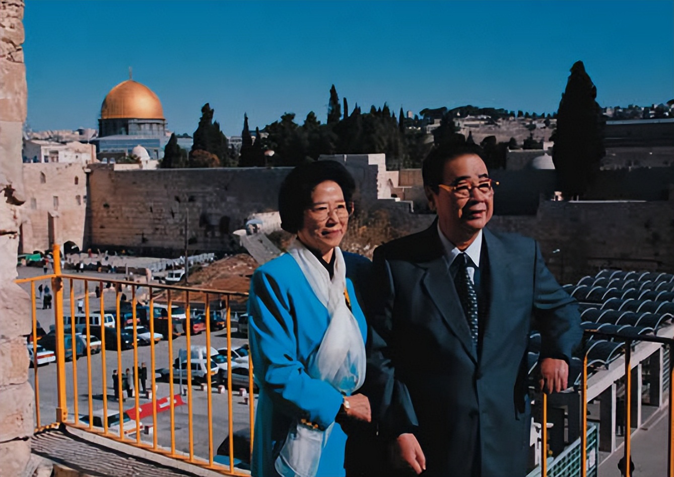 In 1984, a rare family portrait of Li Peng, his wife Zhu Lin, and ...