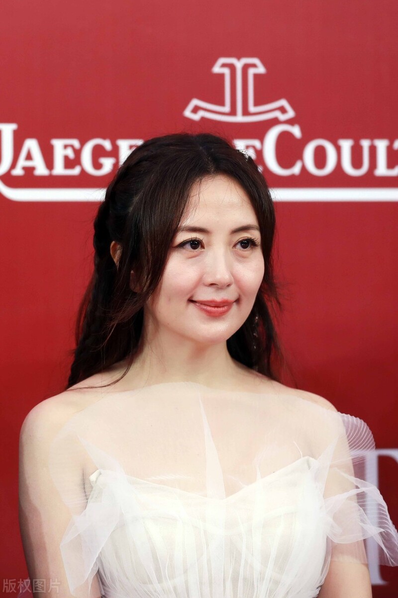 Song Linjing is beautiful and mature - iNEWS