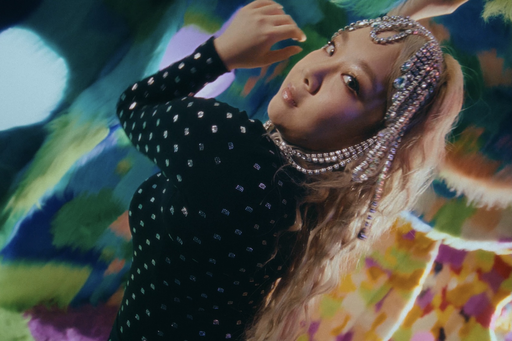 Zheng Xinyi's new song MV has a lot of people and ten female dancers to take a noble route? - iNEWS