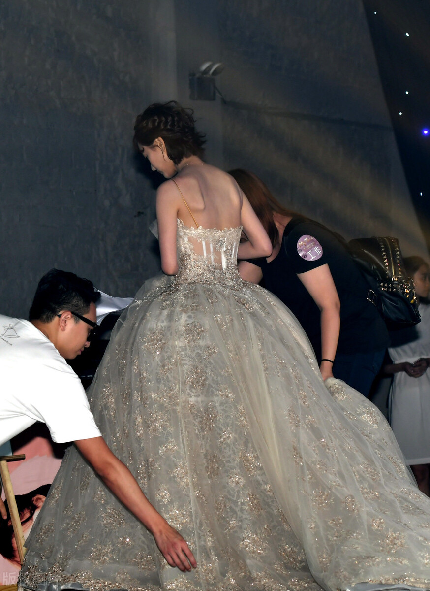 The most beautiful Huang Rong Li Yitong - iNEWS