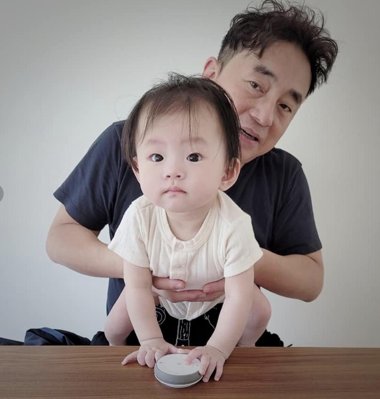 58-year-old Lu Fang accompanies his daughter to play on the stairs - iNEWS