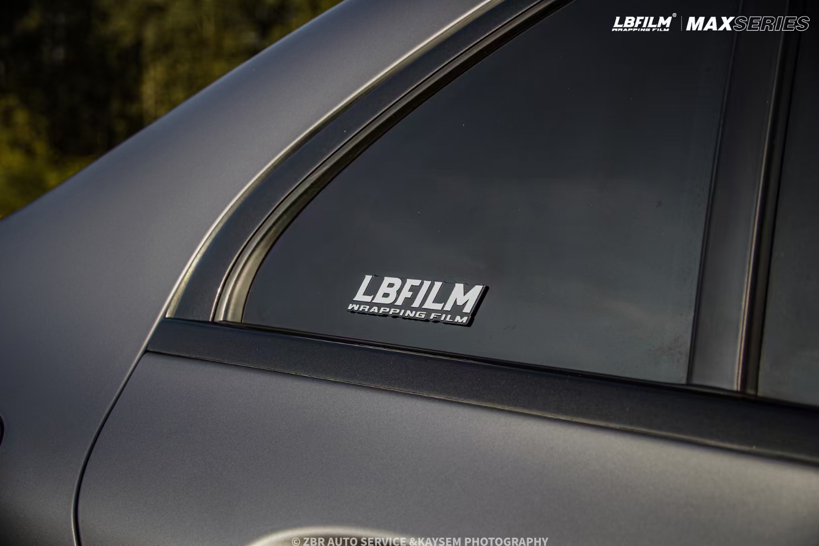 奔馳E300-LB改色膜原廠漆山灰，一款霸氣又帶有一絲俏皮的顏色 - 資訊咖