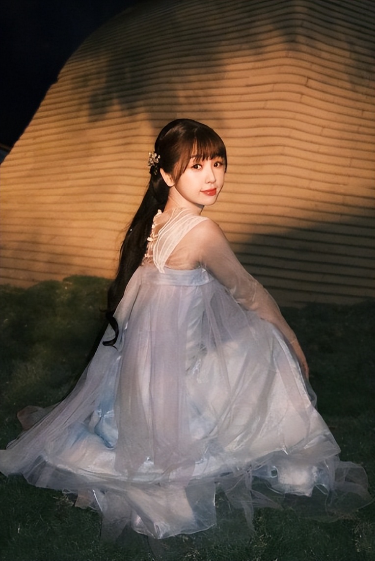 Yu Shuxin's white dress shows fairy temperament - iNEWS