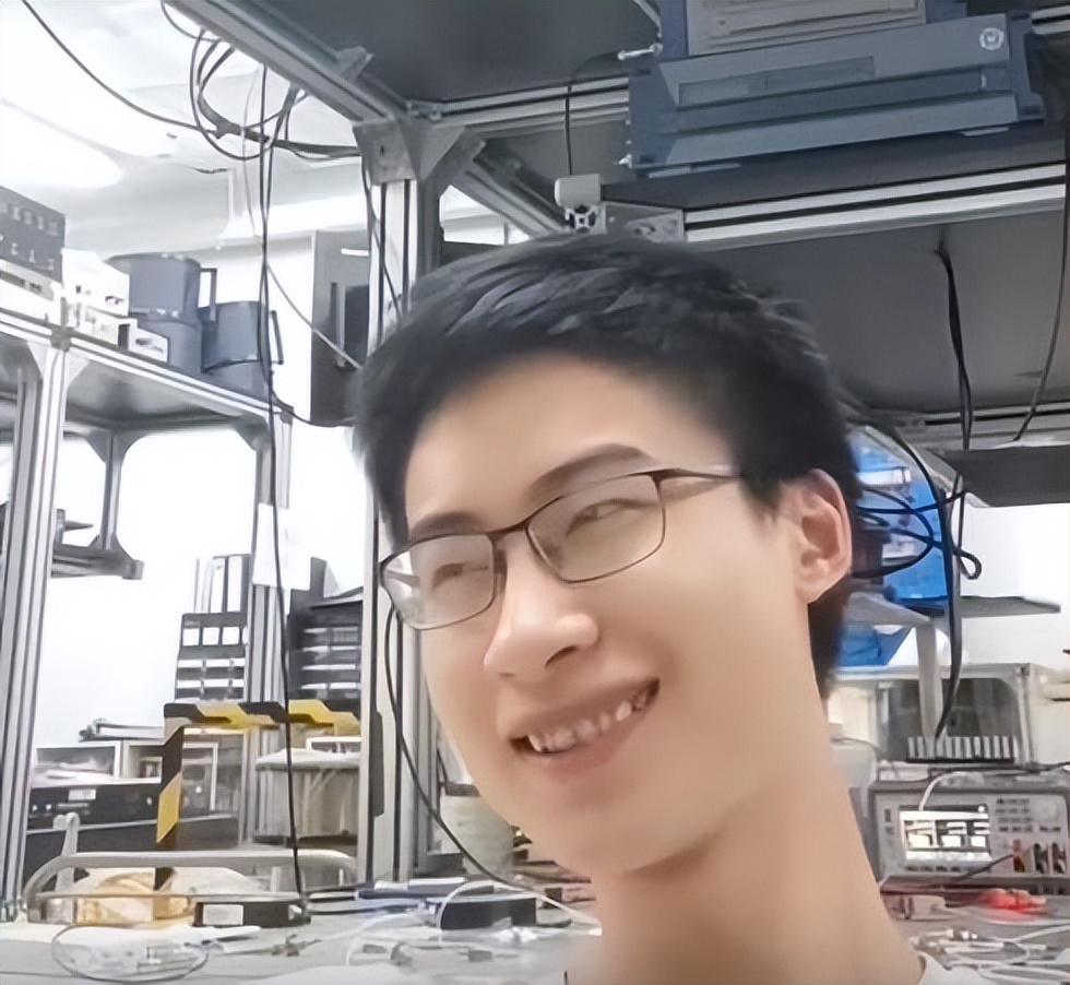 Pang Zhongwang's latest appearance: showing up with his girlfriend ...