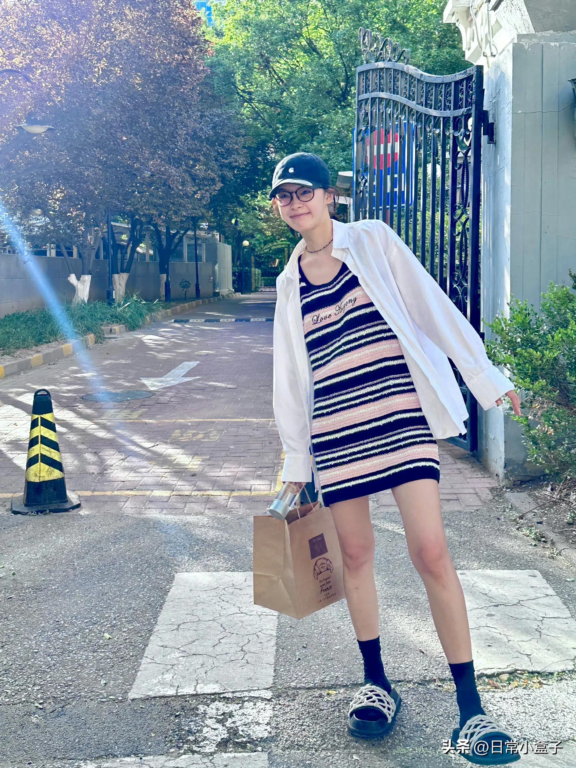 Lu Yangyang's outfits are too individual! Fishnet slippers become the ...