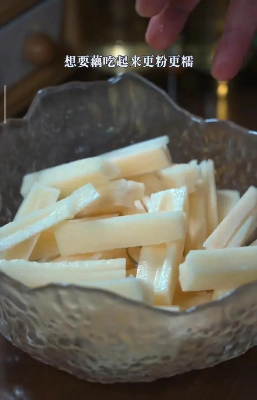 Let's arrange this Hubei specialty dish with fish and lotus root. The ...